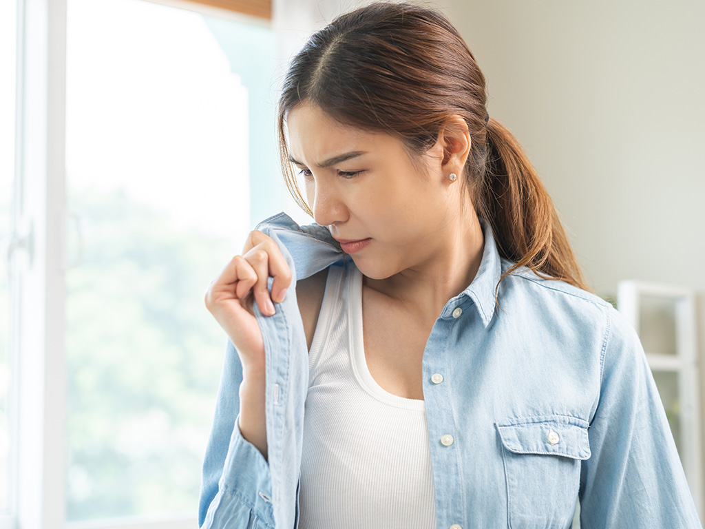 Kako odstraniti vonj iz oblačil – Nasveti za pranje po vročih dneh - www.PUELLAvonjave.si